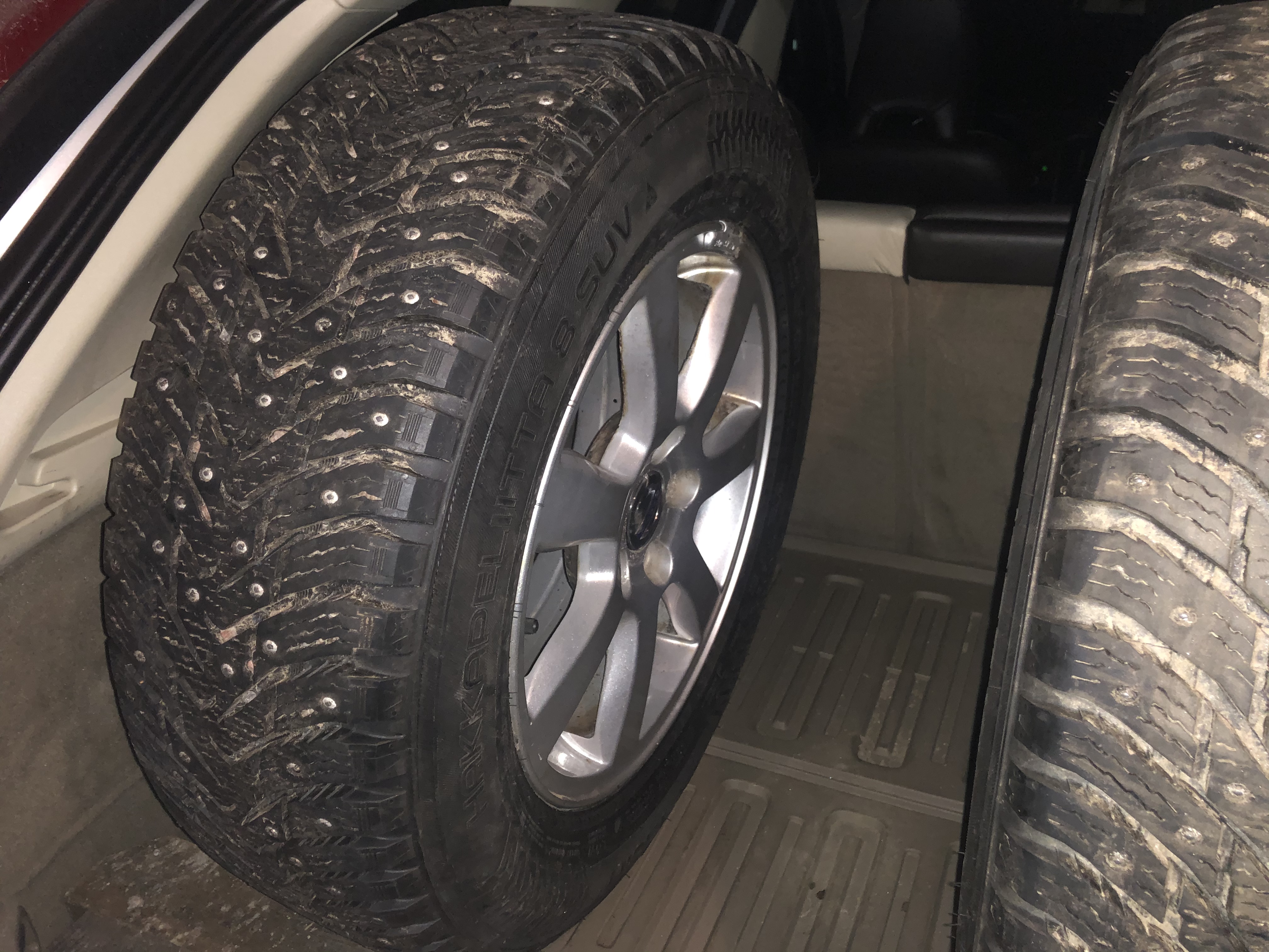 M: 215/65R16 Nokian Hakkapeliitta 8 + veljed Volvo originaal 7x16 ET50 ...
